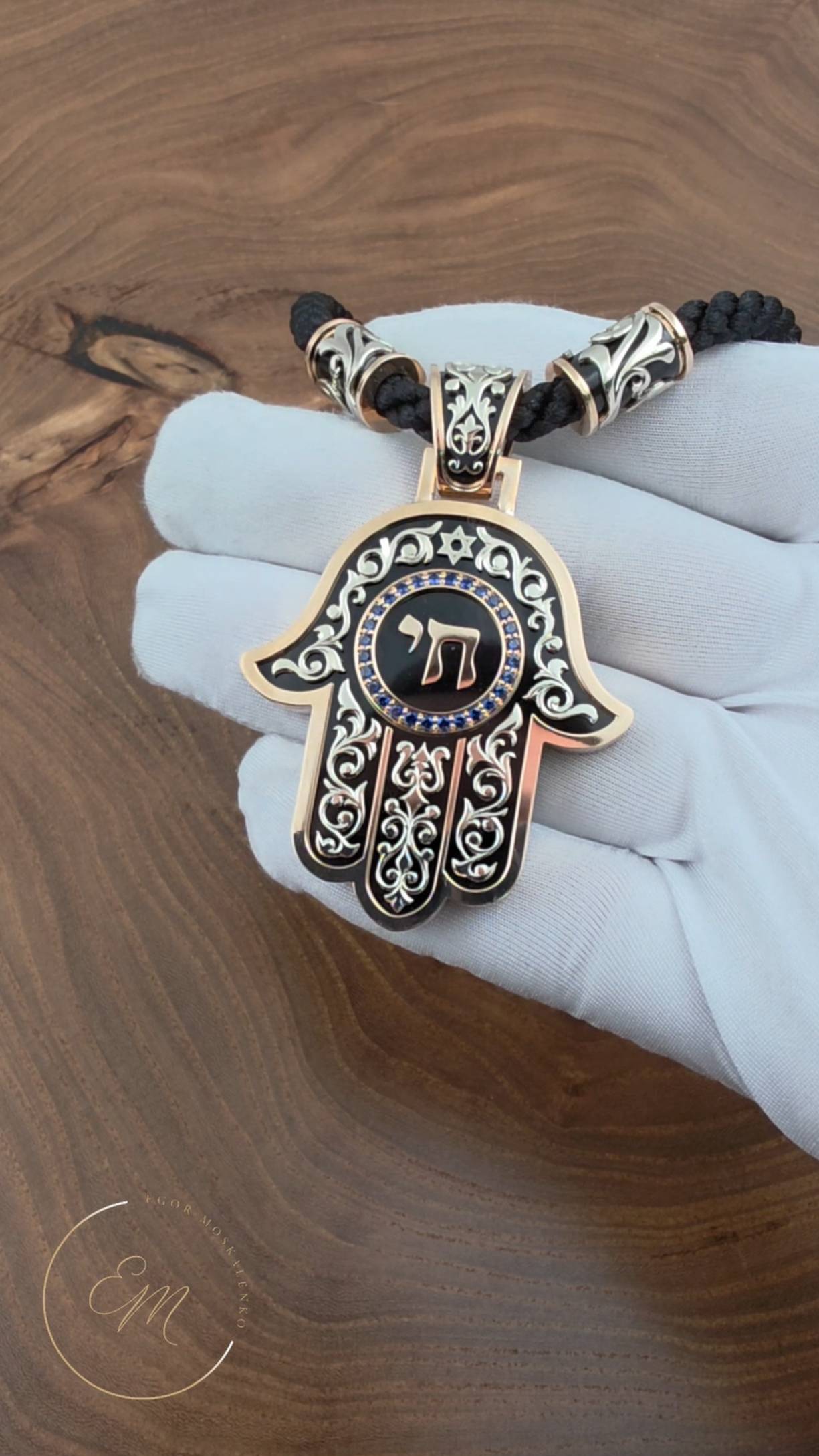 Золотая подвеска с амулетом Хамса