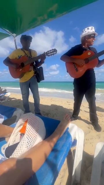 Музыканты на пляже в Гаване создают приятную атмосферу
