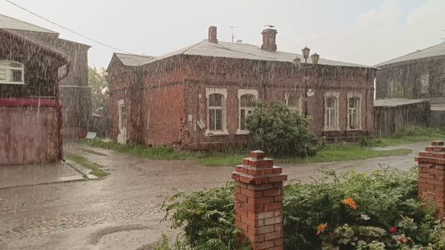 Сильный ливень в Томске (улица Бакунина).