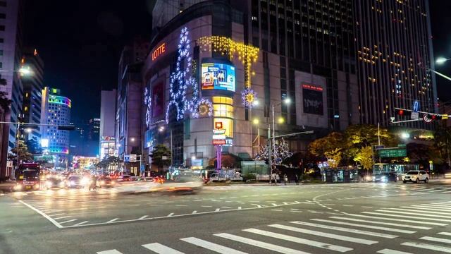 Смутила мальчика.