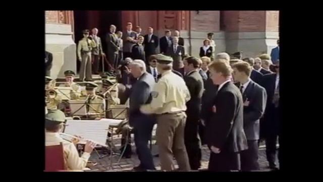 Борис Ельцин дирижирует оркестром