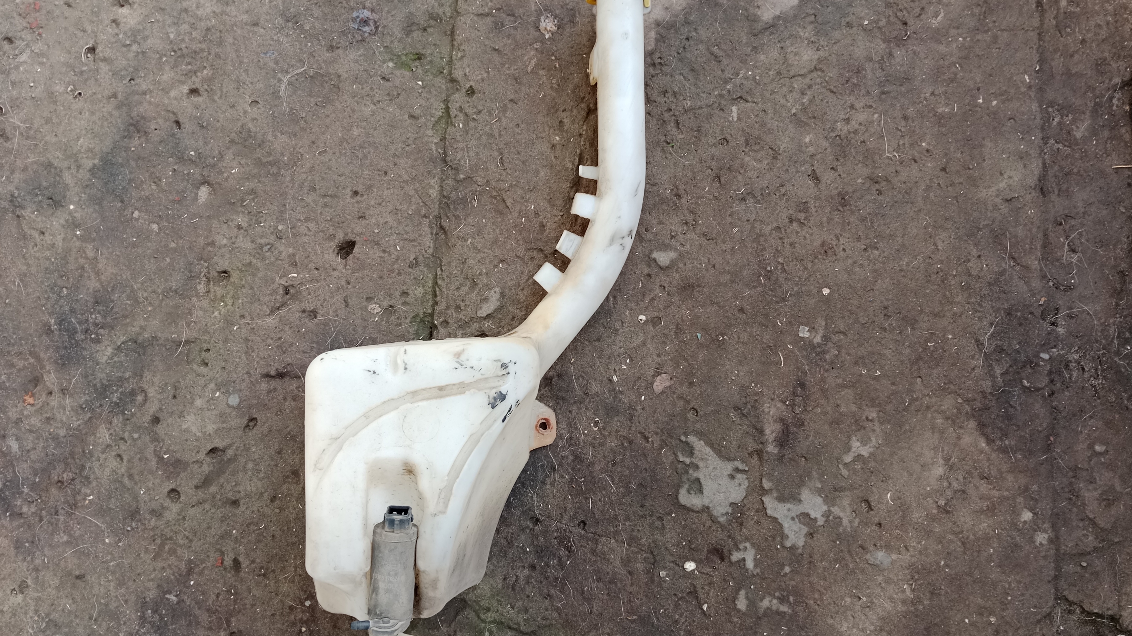 форд фьюжин.Как снять бачок омывателя.