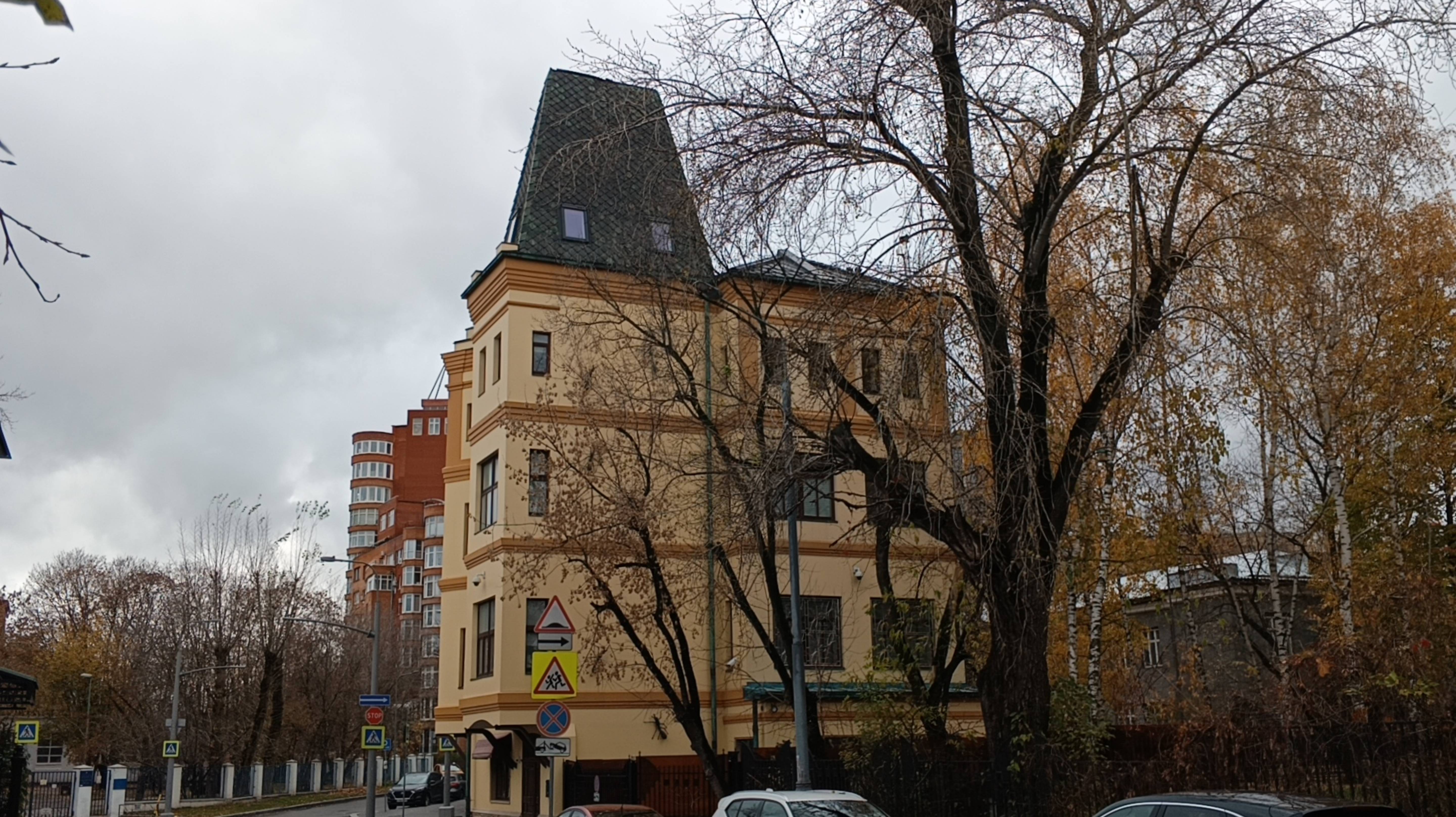 Прогулки по Москве. Дом с муравьями, обсерваторией на крыше и рельсами 1876 года