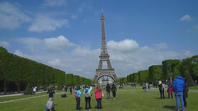 Париж - возле Эйфелевой башни (днем и в темноте).