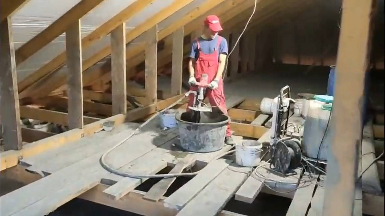 Утепление перекрытия пенобетоном D200. Заливка смеси.