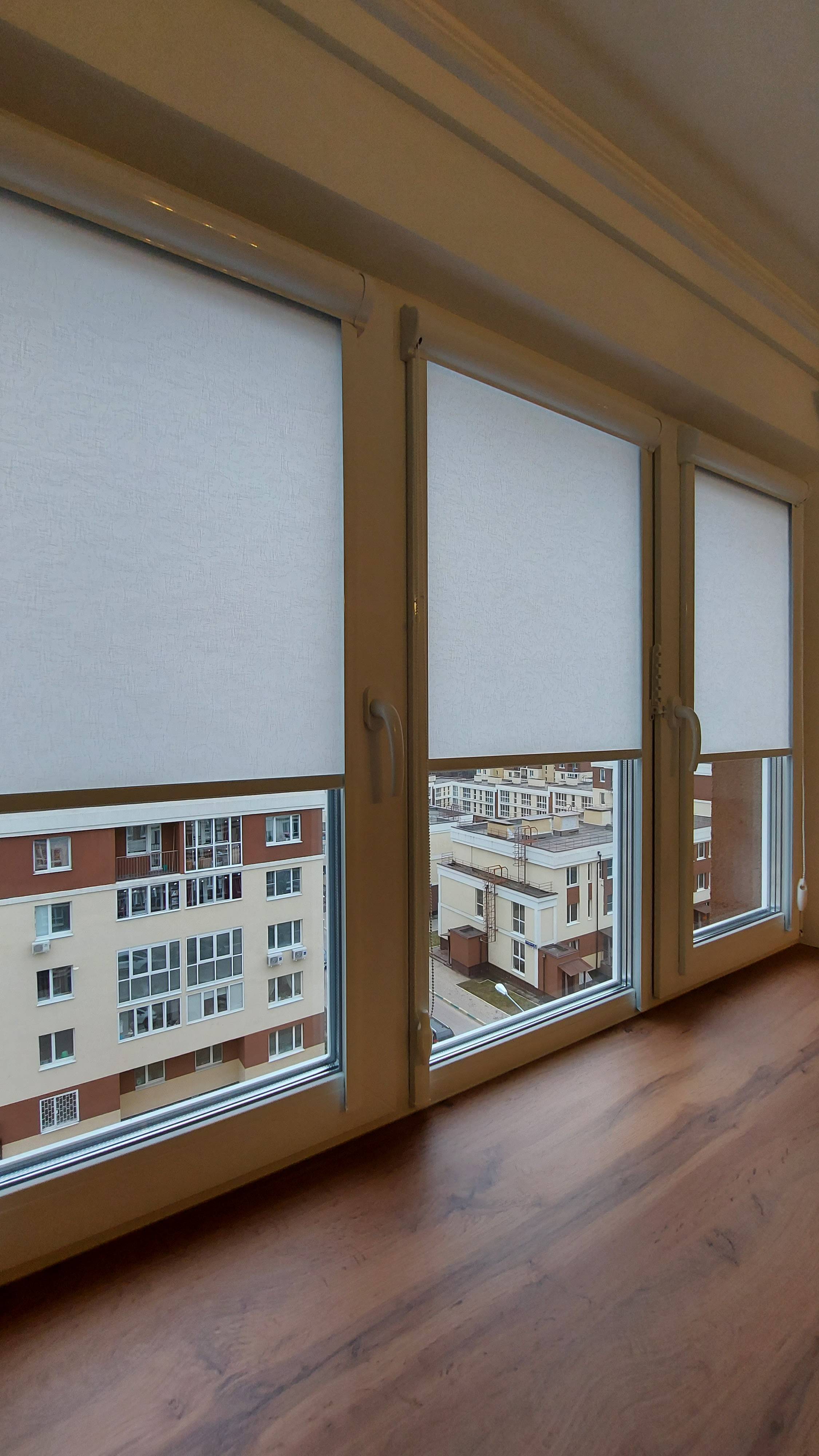 Кассетные рулонные шторки УНИ2. Ткань шелк белый. Монтаж на раму.