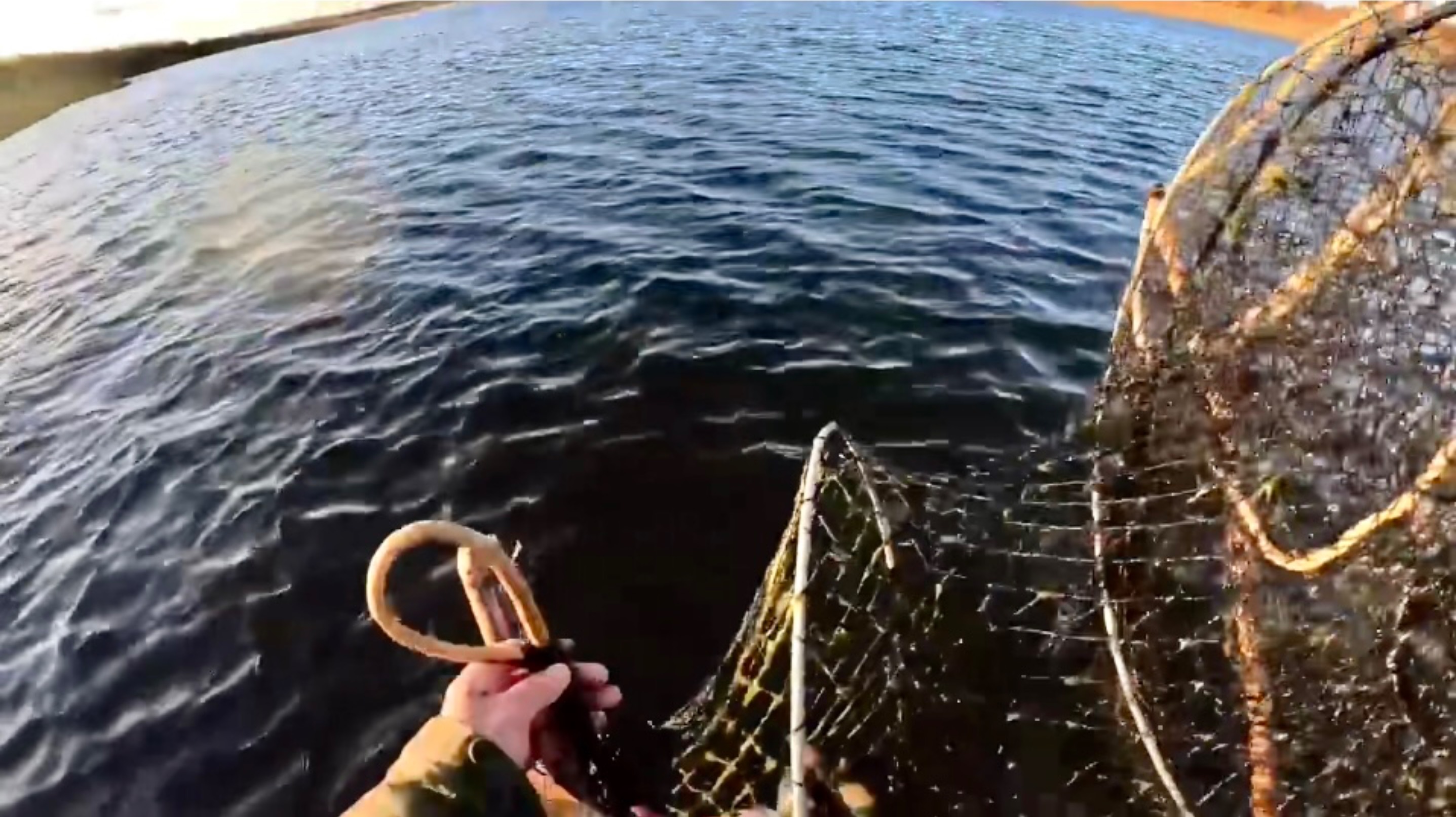 Ставлю и проверяю фитиль и сети. Рыбалка на севере.