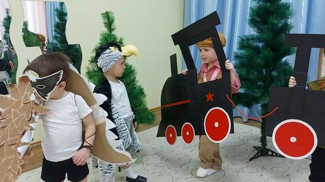 Театральная постановка _Паровозик Победы_ (группа № 11 _Солнышко_, воспитатель Мартынова М.В.)