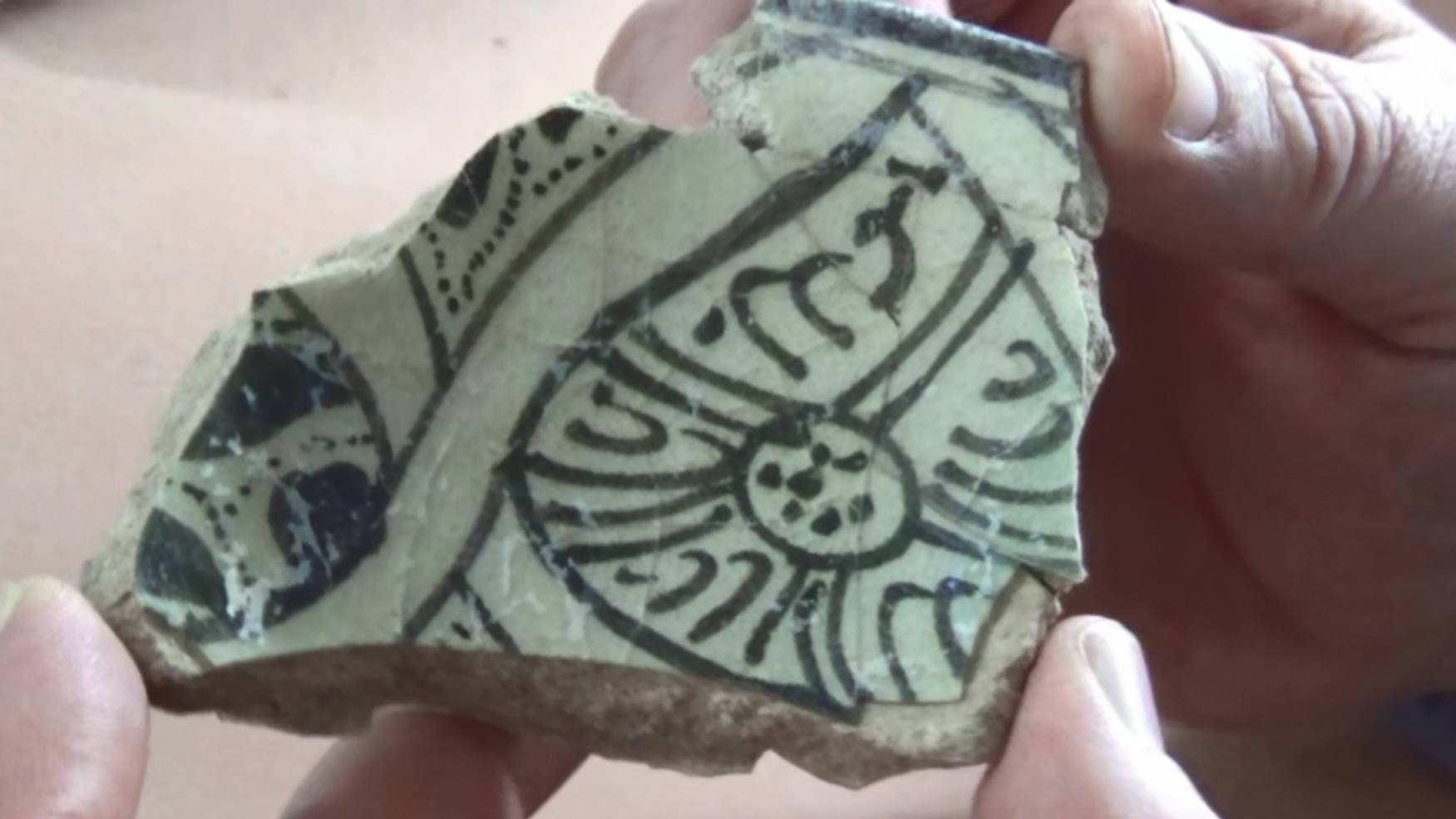 Кашинная чаша с необычным орнаментом из раскопа по улице Севастопольская, 20