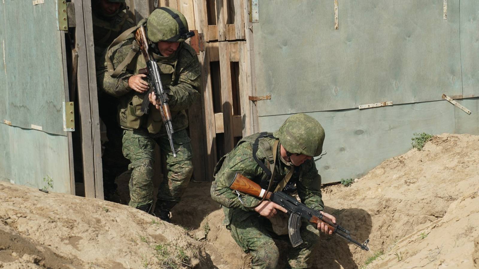 Тренировка контрактников ЮВО: новобранцы отрабатывают штурм и зачистку населённого пункта (АК-74)