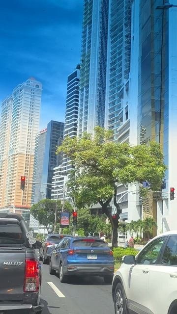 Приехали в Панама-сити, город небоскребов