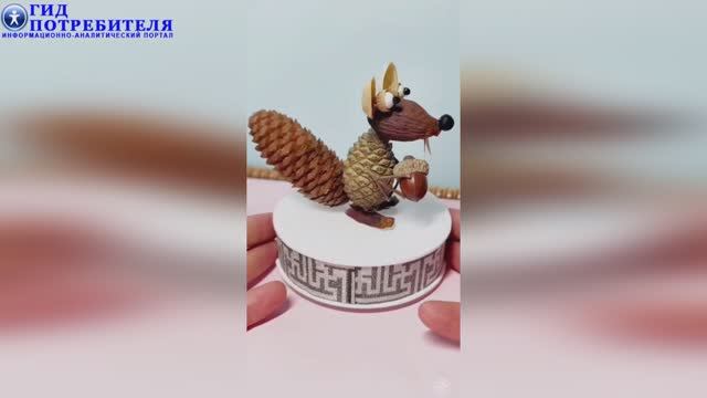 Осенняя поделка - белка с шишкой из природных материалов