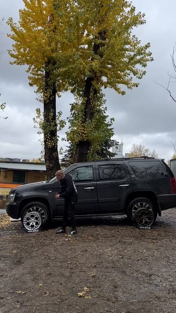Chevrolet Tahoe на примерке дисков в 17-ом диаметре