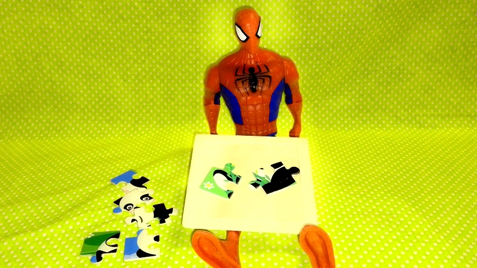 Человек-паук собирает пазлы.Супергерой.Мстители. Марвел.Супергерои.Игрушки для детей.Играет.Мазайка