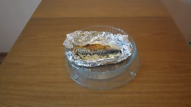 Запекаю скумбрию в духовке.Всем  понравилось.