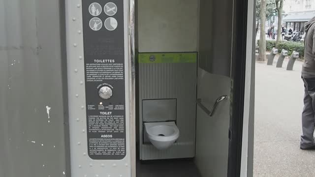 Автоматический туалет в Париже.