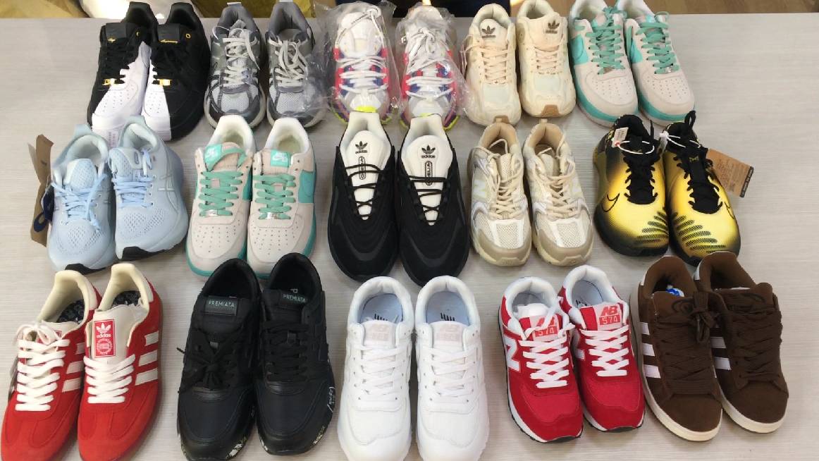 сти191. Кроссовки бренд новые