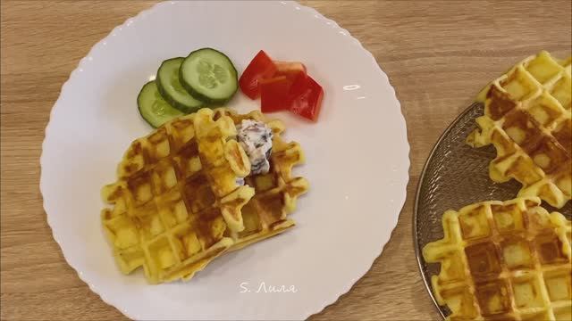 Крем с зеленью и копченой рыбой для картофельных вафель.