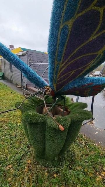 Жанровая скульптура бабочка в парке им. Величко в Сходне