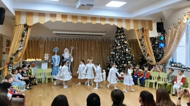 Танец  девочек "Кабы не было зимы"