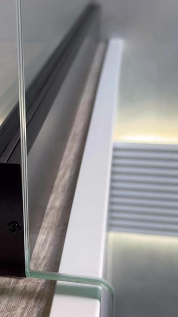 Установка стеклянных панорамных ограждений лестницы.