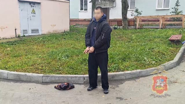 Полицейские в Кашире задержали курьера телефонных мошенников, обманувших 101-летнюю пенсионерку