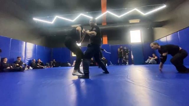 И перебросили, и на спину уронили...