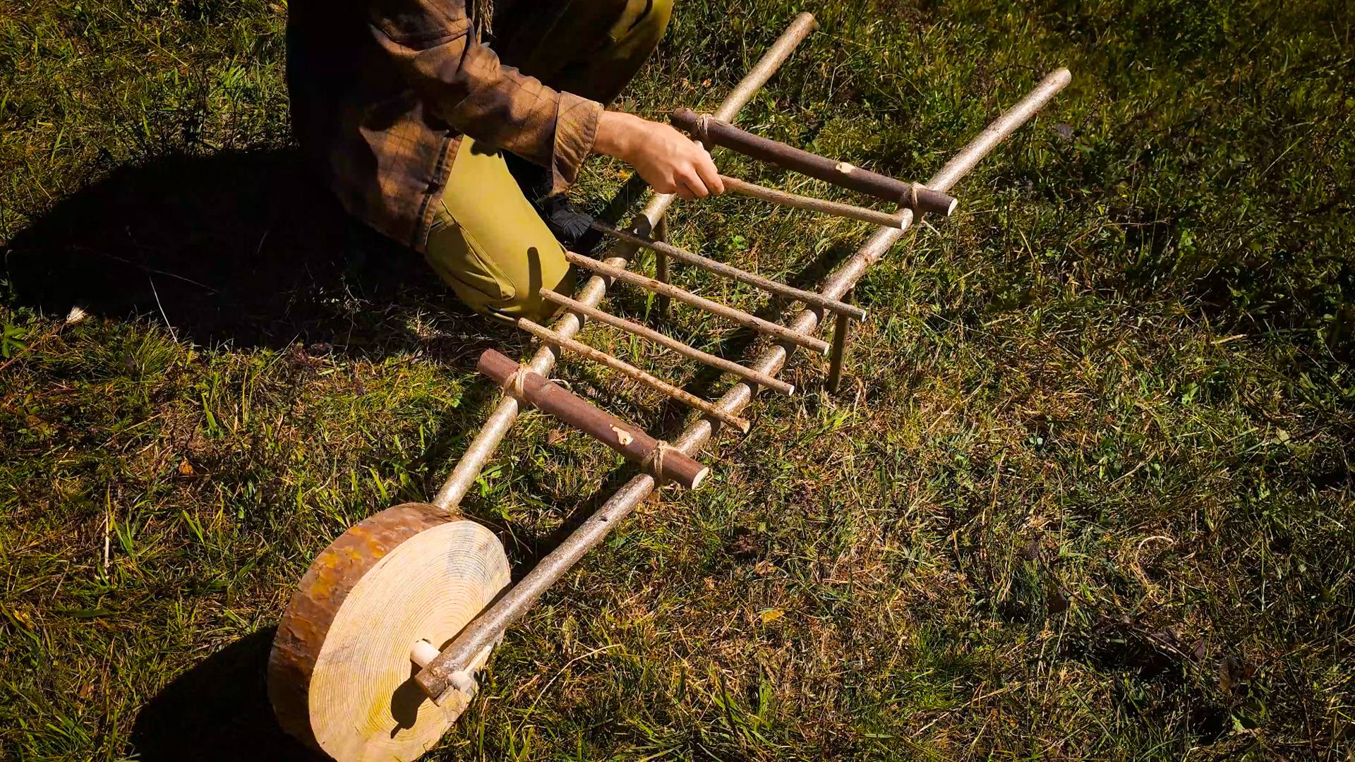 Сделал КЛАССНУЮ вещь полностью из дерева в лесу!
