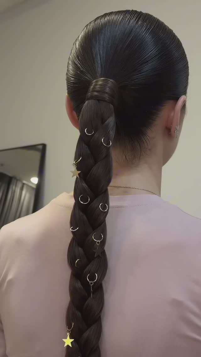 Популярная гладкая прическа с косой #прическа #укладка #волосы #коса