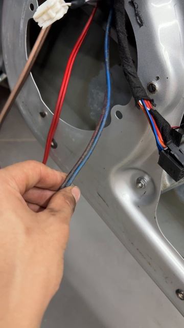 Протягиваю проводку в двери под музыку