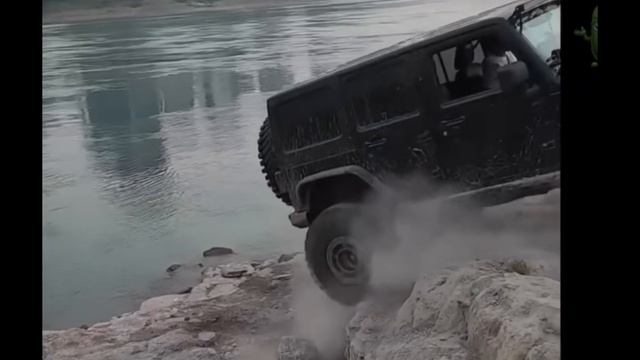 У этих парней стальные яйца!!!Чем круче джип, тем дальше идти за трактором!