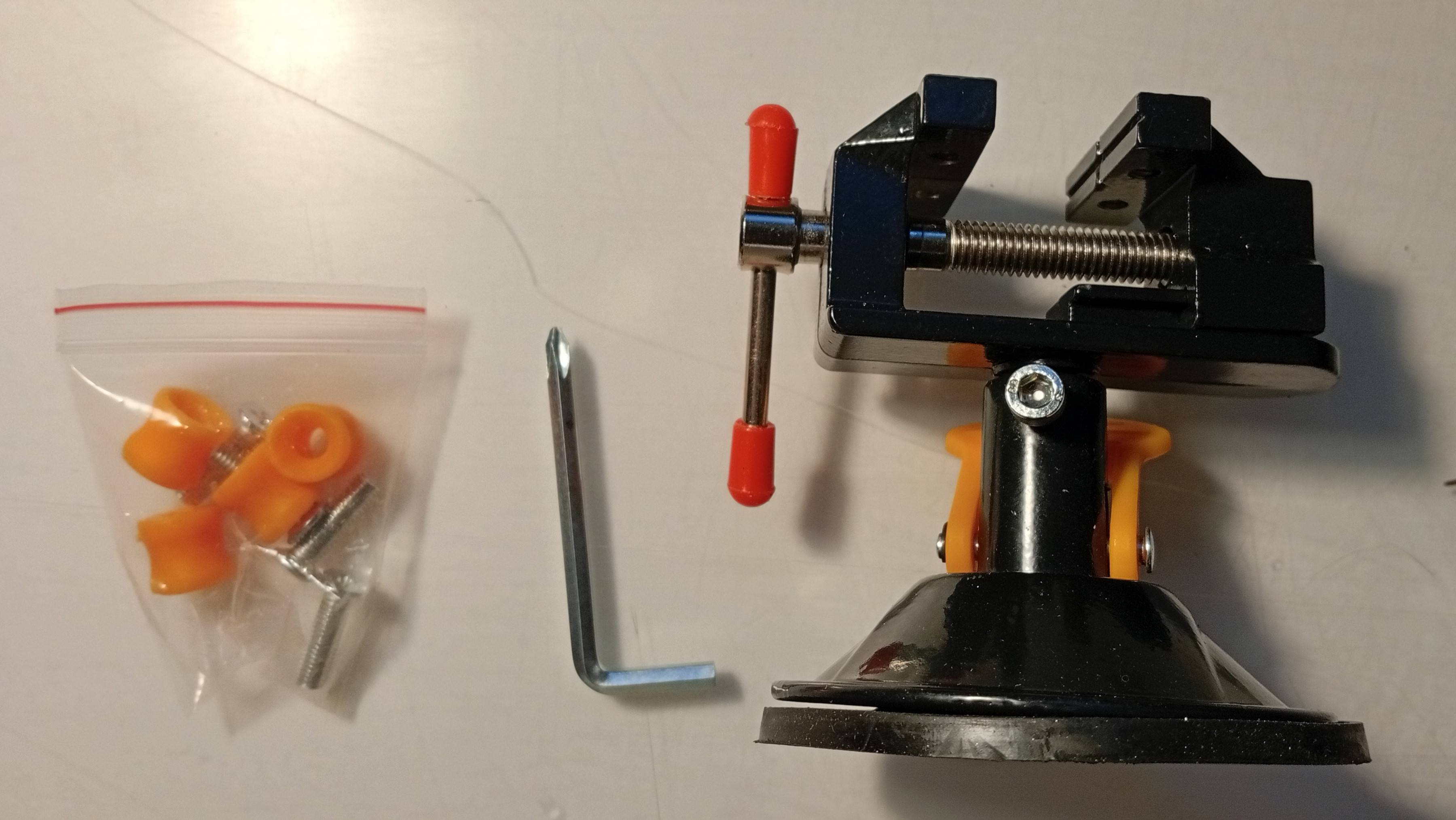 Тиски малые поворотные на присоске с Озон