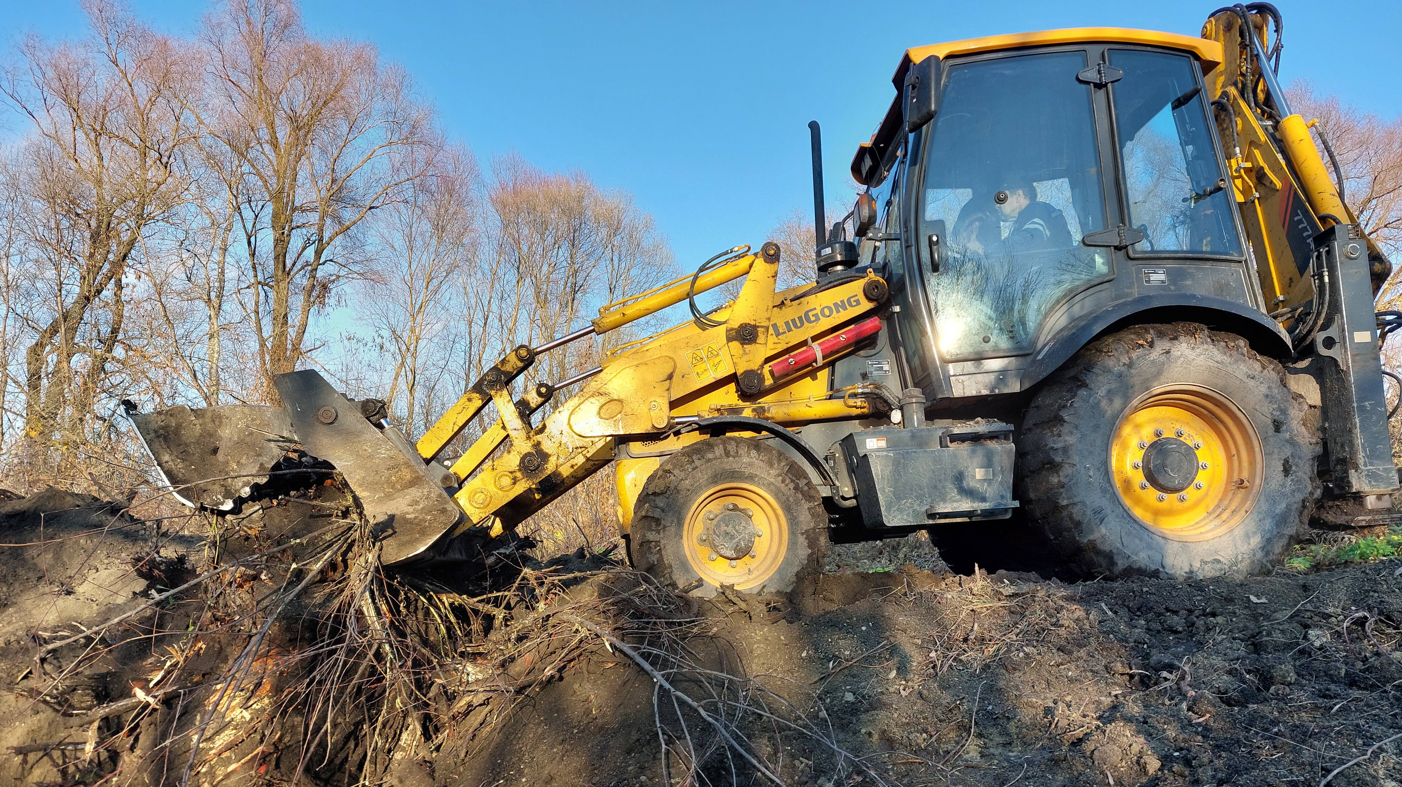 Дерём гигантский пень экскаватором!
