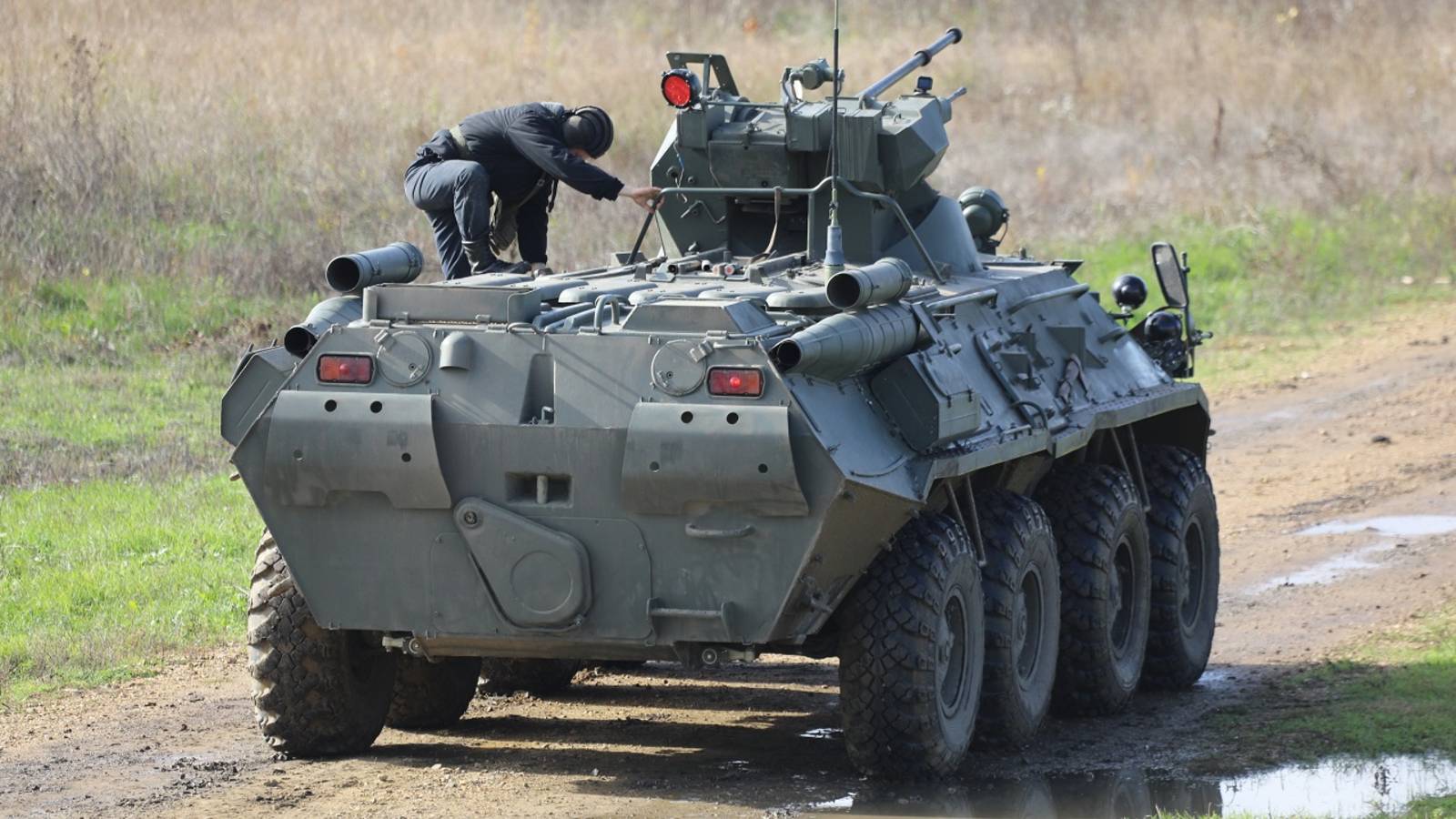 Экипажи БТР-82А ЮВО уничтожили условного противника на полигоне - занятия по огневой подготовке