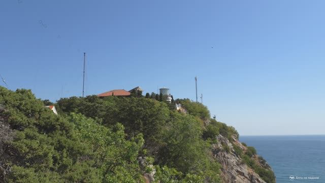 Виды на айтодорский маяк и побережье со смотровой площадки «Капитанский мостик» в санатории «Днепр»