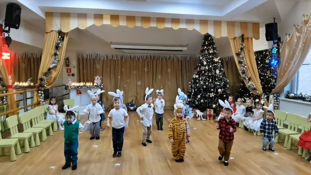 Танец зайчиков на новогоднем утреннике. ВТОРАЯ МЛАДШАЯ ГРУППА