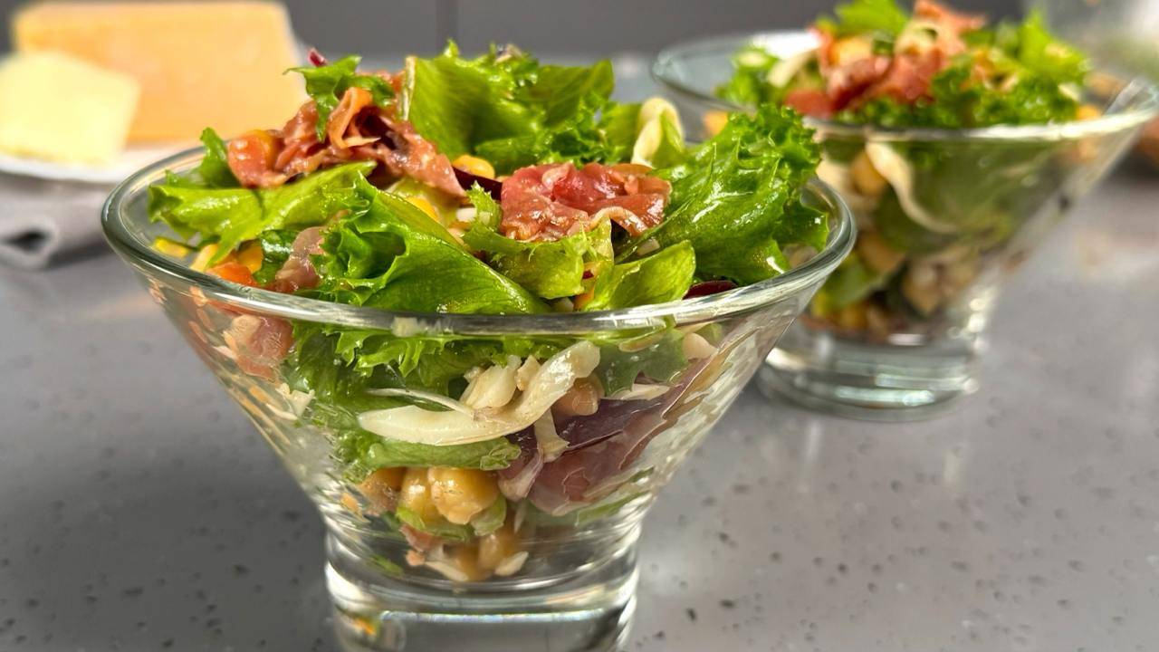 НОВИНКА! Салат просто "пушка" , все будут просить рецепт! А я его взяла у подруги! Ну очень вкусно!