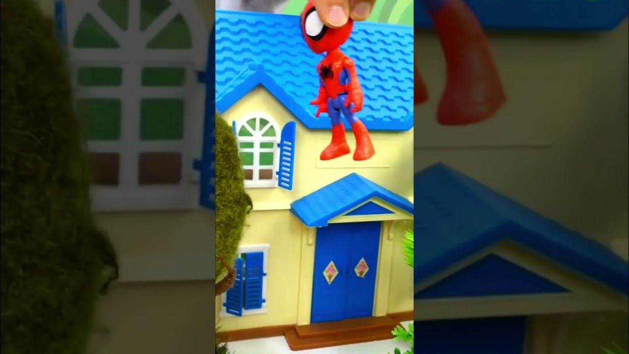 Человек-Паук и Гоблин гонятся за фруктами!  Кто найдет больше? #Хэллоуин #длядетей #шортс