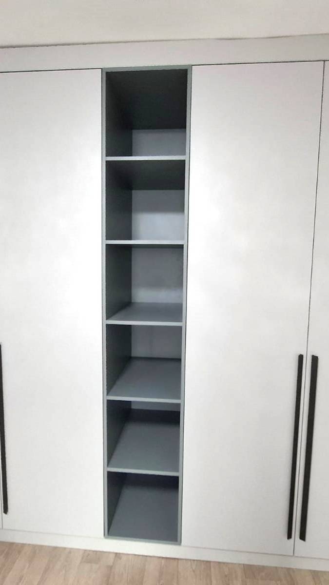 Мартайн - четырехстворчатый распашной шкаф в спальню со стеллажом в центре на заказ в Москве