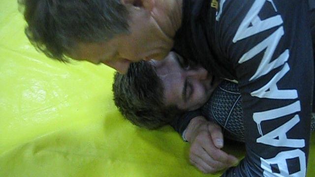 2017 год. Не спортивно, но очень эффективно- подбородок в глаз с дальнейшими атаками.