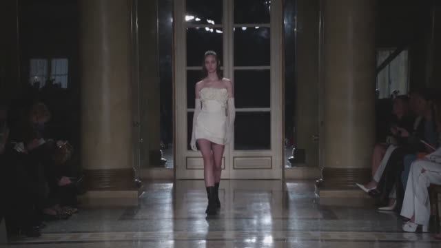 Показ женской коллекции Ermanno Scervino осень-зима 2023-2024