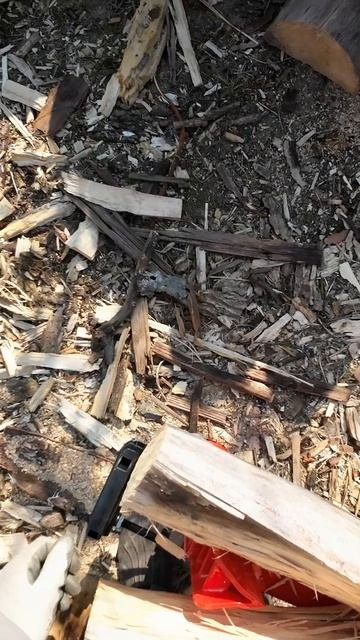 Первый запуск! Первое бревно расколото! Странные звуки при колке новым гидравлическим дровоколом.