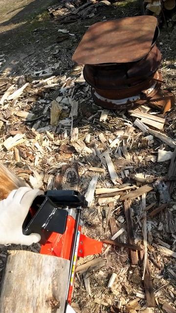 Клин для колки полена на четыре части - бесполезная железяка в комплекте гидравлическому дровоколу.