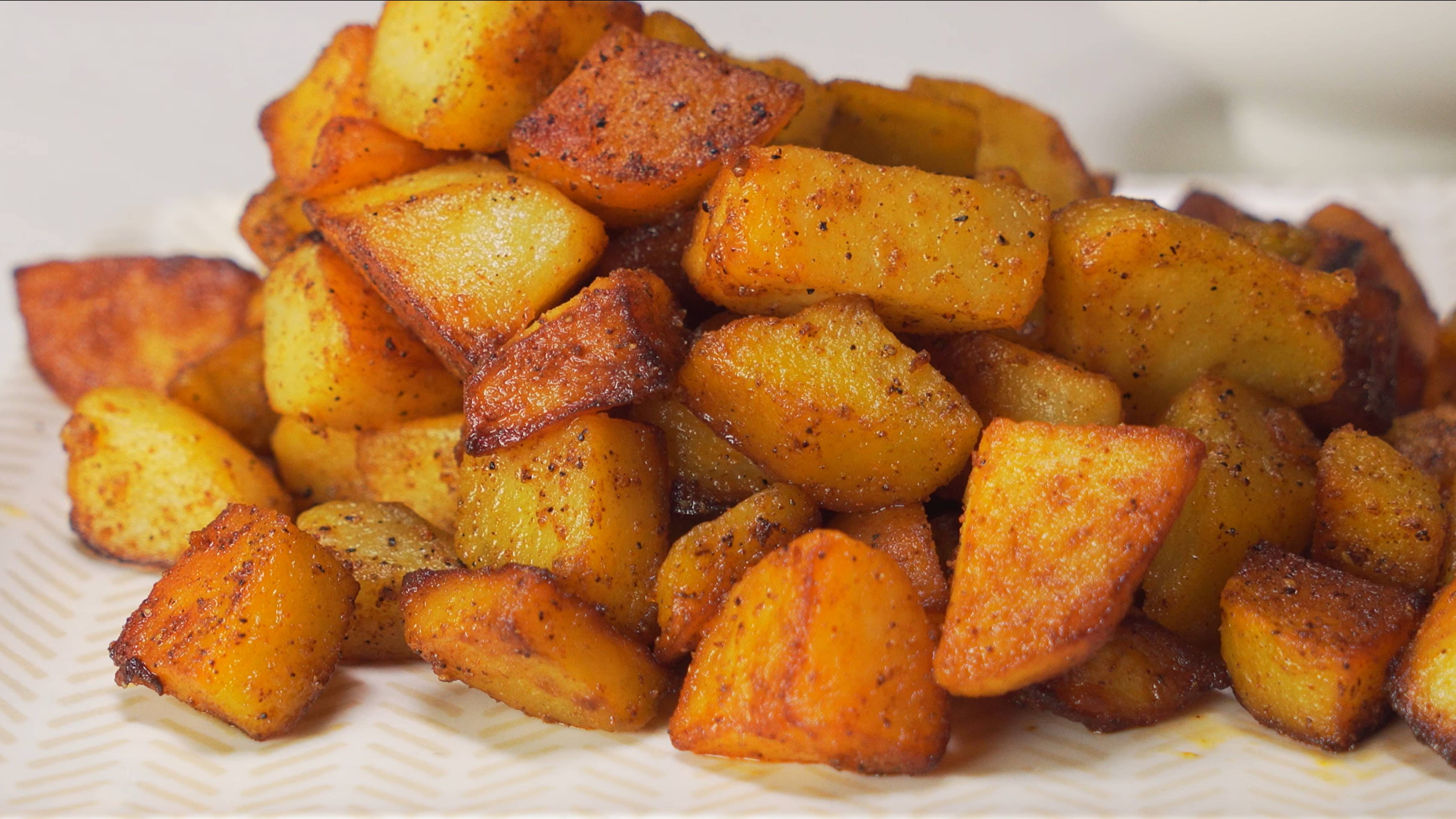 Золотистая жареная картошка на сковороде