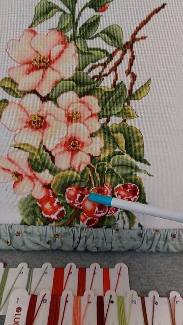 Процесс вышивки крестом от Лука-с "Композиция с черешней" 🍒 Осталось отшить два значка в черешнях