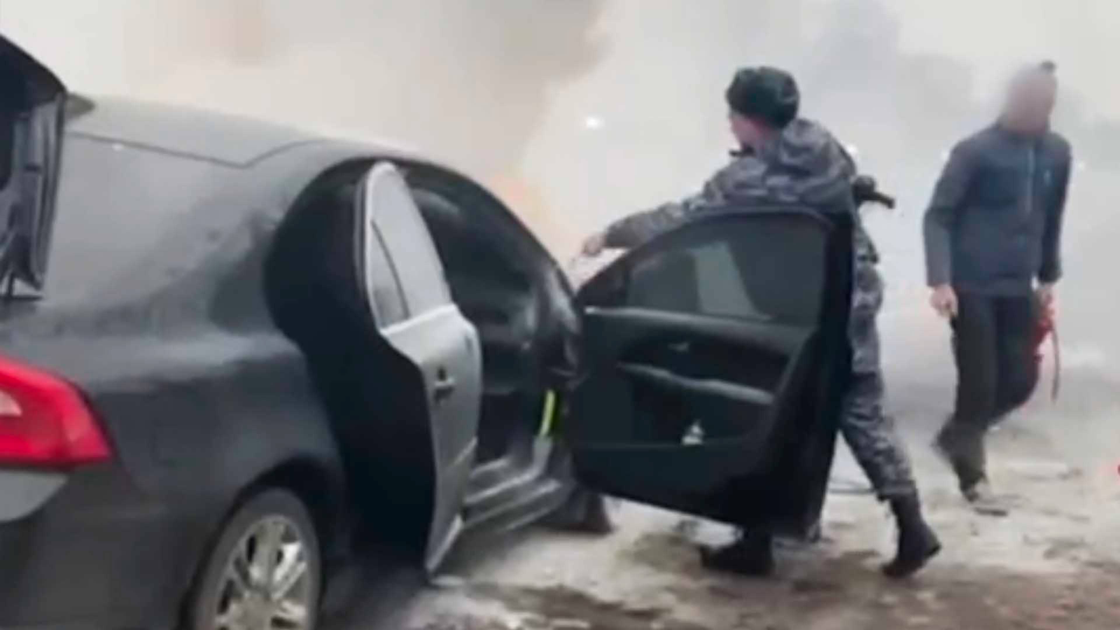 Росгвардейцы пришли на помощь водителю, у которого прямо в пути загорелась машина