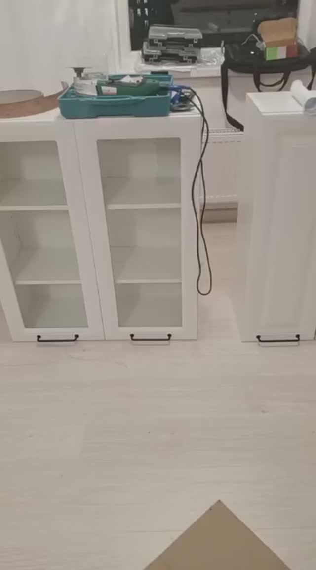 Как повесить шкафы на кухне ? Навесы на планку типа "комары, нужно перенести розетку. Заявка.