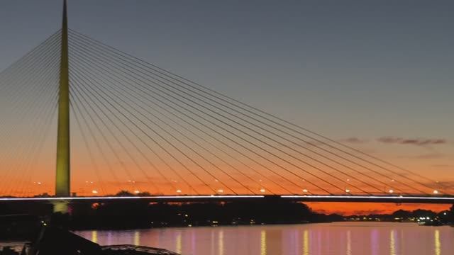 Вечерние ванты Белграда - два красивых моста через Саву