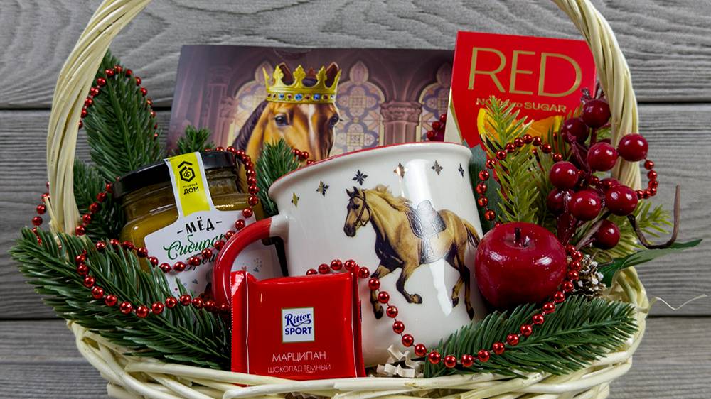 Подарочный набор в корзине «Уютный вечер» / Подарок на Новый год подруге