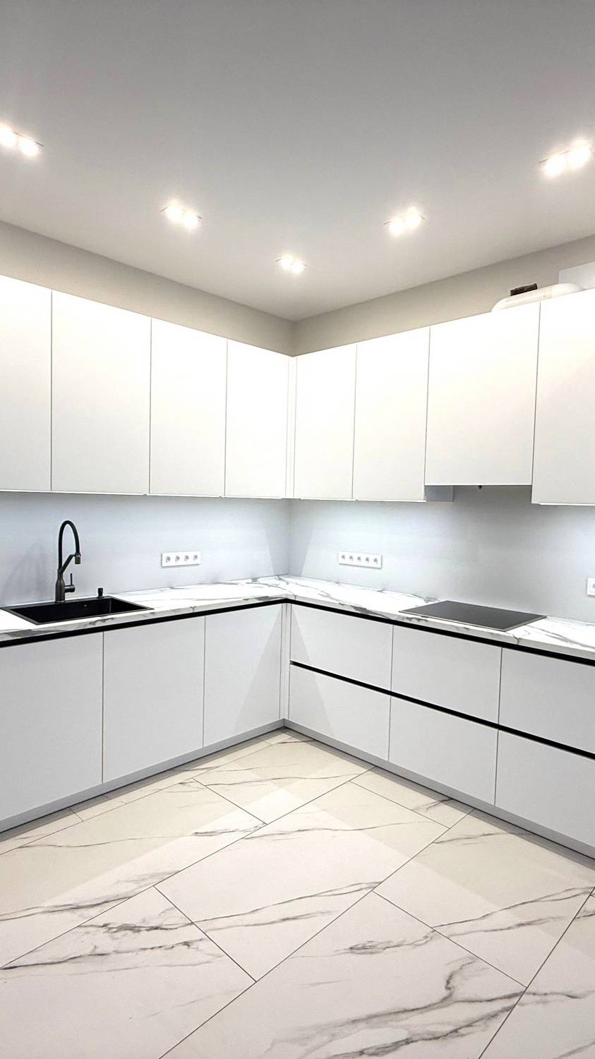 Коринн - большая белая встроенная угловая кухня, в современном стиле без ручек с фурнитурой Blum